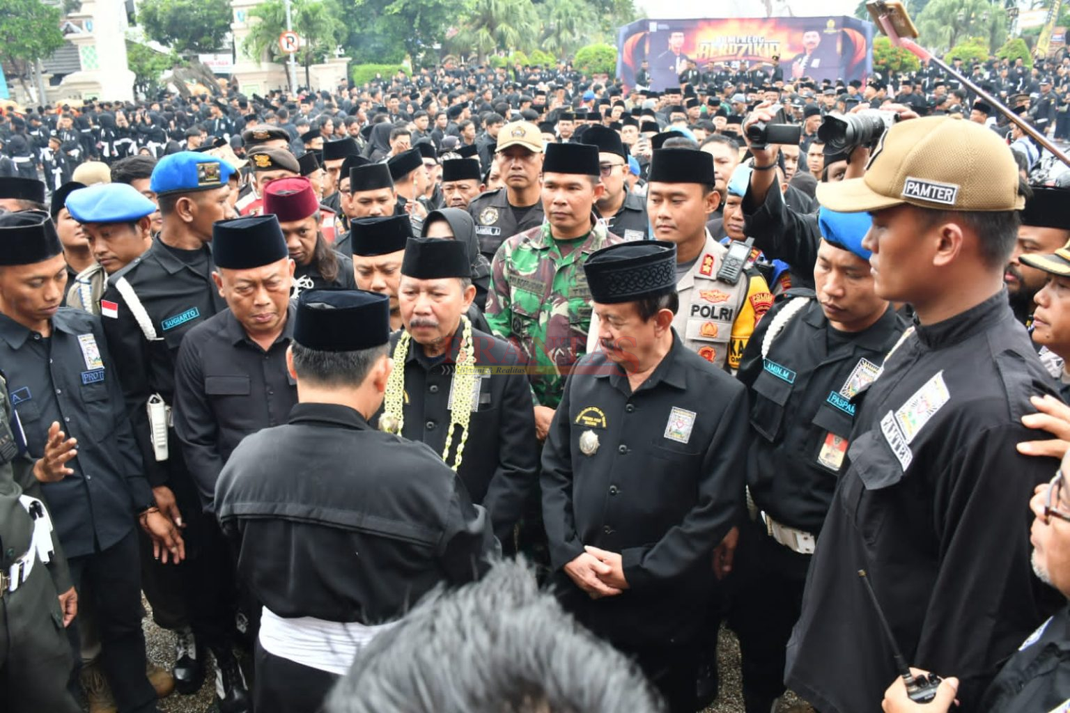 Puluhan Ribu Warga PSHT Ikuti Bumi Reog Berdzikir 2024 - Media Brantas